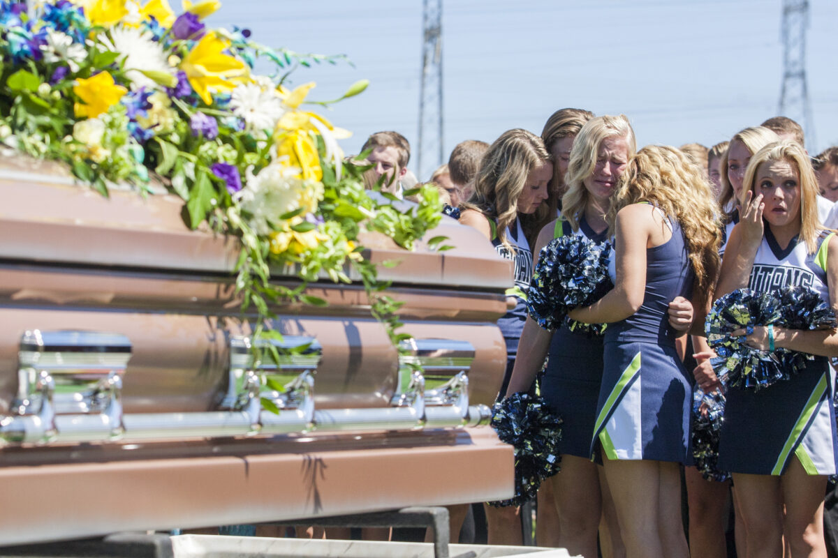 Cheerleaders, family, friends stay #SyracuseStrong and pay respects at ...